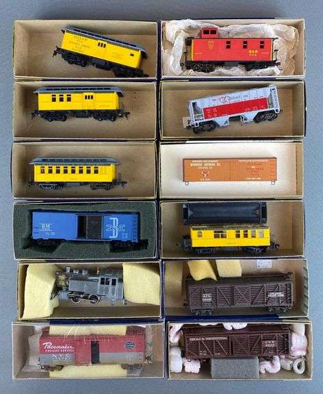 Group of 12 HO Scale Train Cars - Matthew Bullock Auctioneers
