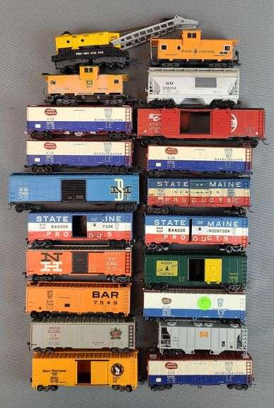 Group of 20 HO Scale Train Cars - Matthew Bullock Auctioneers