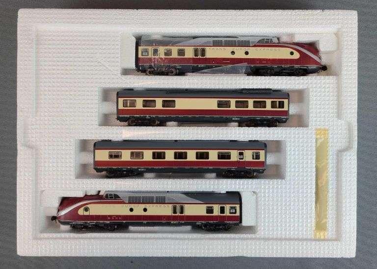 Roco HO Scale Diesel Train Set - Matthew Bullock Auctioneers