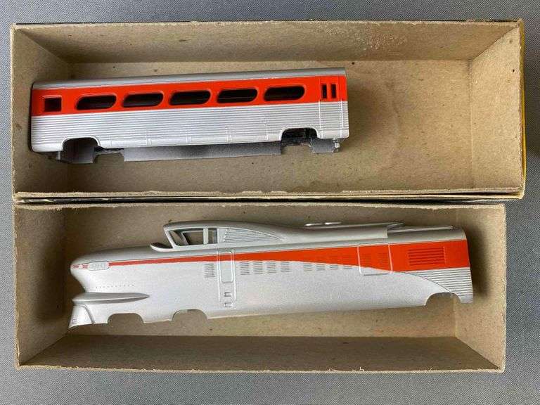 Group of Varner Aerotrain HO Scale Train Cars - Matthew Bullock Auctioneers
