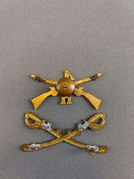 2 US Military Hat Badges - Matthew Bullock Auctioneers