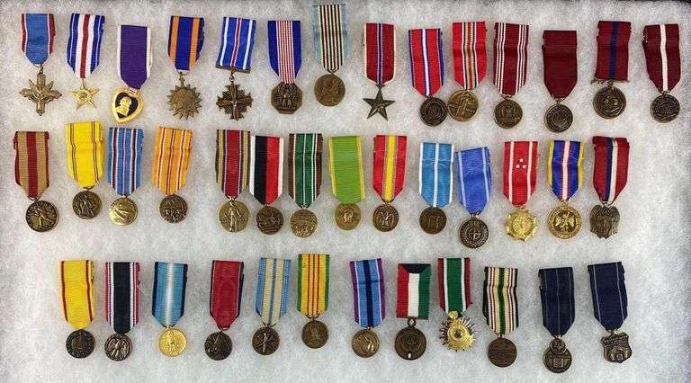 Group of 40 US Military Miniature Medals - Matthew Bullock Auctioneers