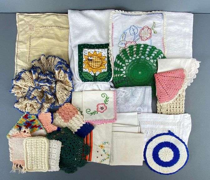 Group of 20+ Assorted Kitchen Linens - Matthew Bullock Auctioneers