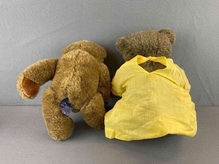 Group of 2 Gund Bears - Matthew Bullock Auctioneers