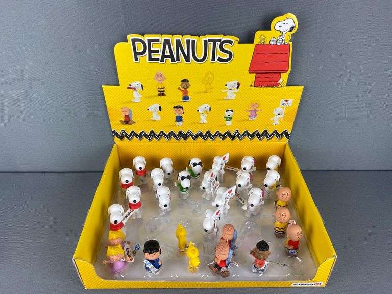 Schleich Peanuts Retail Display With Toys - Matthew Bullock Auctioneers