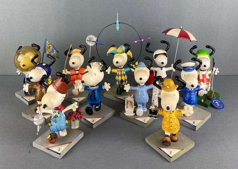 Group of 11 Peanuts Snoopy Figurines - Matthew Bullock Auctioneers