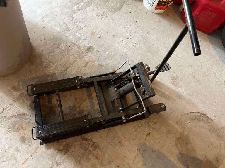 Larin 1500 pound motorcycle ATV jack - Matthew Bullock Auctioneers