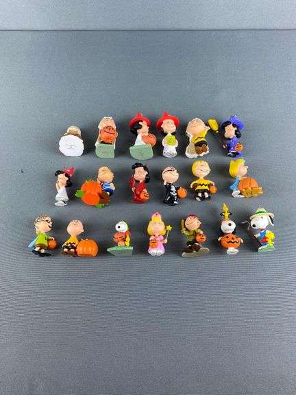 Group of 19 Hallmark Peanuts ornaments - Matthew Bullock Auctioneers