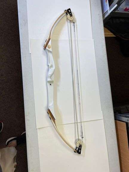 Jennings Model T Left Handed Compound Bow - Matthew Bullock Auctioneers