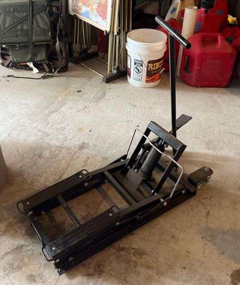 Larin 1500 pound motorcycle ATV jack - Matthew Bullock Auctioneers