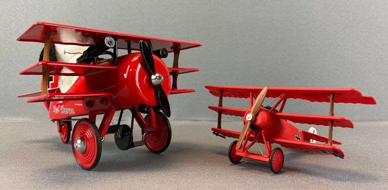Group of 2 Peanuts Snoopy Red Baron Figures - Matthew Bullock Auctioneers
