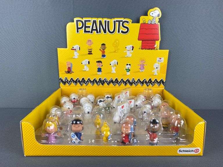 Schleich Peanuts Retail Display With Toys - Matthew Bullock Auctioneers