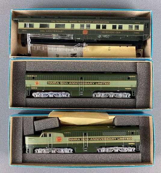 Group of 3 Athearn HO Scale Diesel Locomotive and Cars - Matthew ...