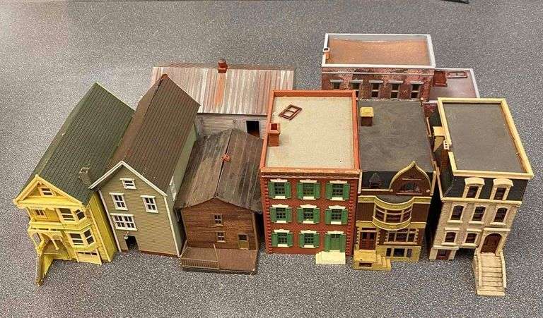Group Of Ho scale homes and Structures - Matthew Bullock Auctioneers