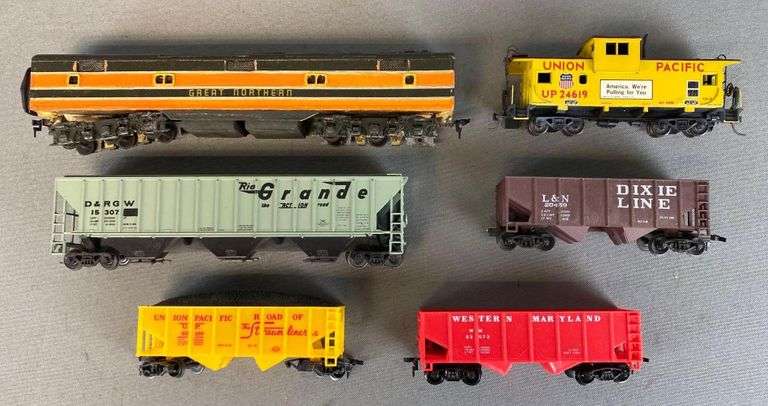 Group of 6 Assorted HO Scale Train Cars - Matthew Bullock Auctioneers