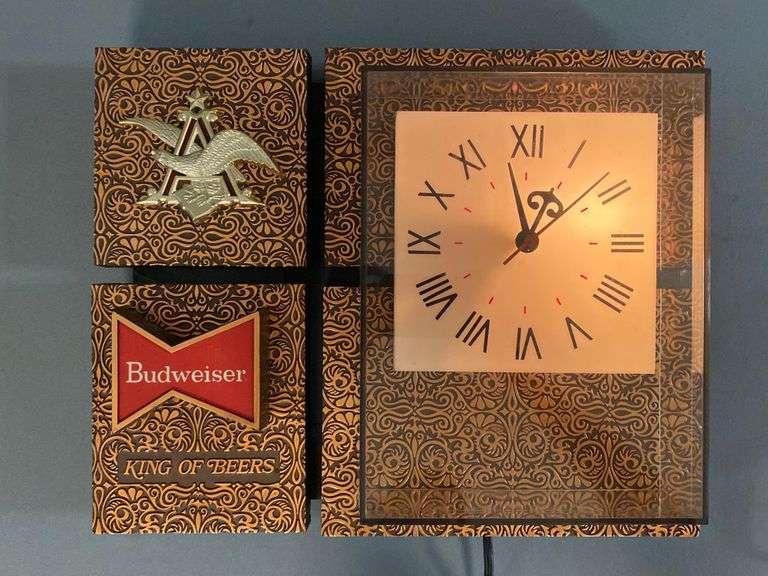 Budweiser Light Up Advertising Beer Clock - Matthew Bullock Auctioneers