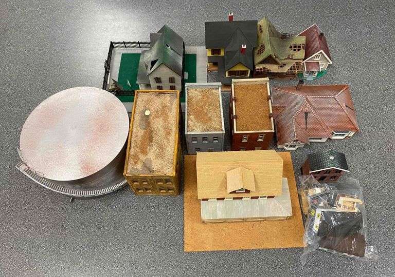 Group Of 13 Ho Scale House And Structures - Matthew Bullock Auctioneers