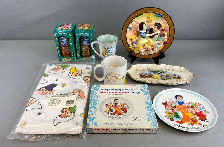 Group of 9 Assorted Disney Snow White Items - Matthew Bullock Auctioneers
