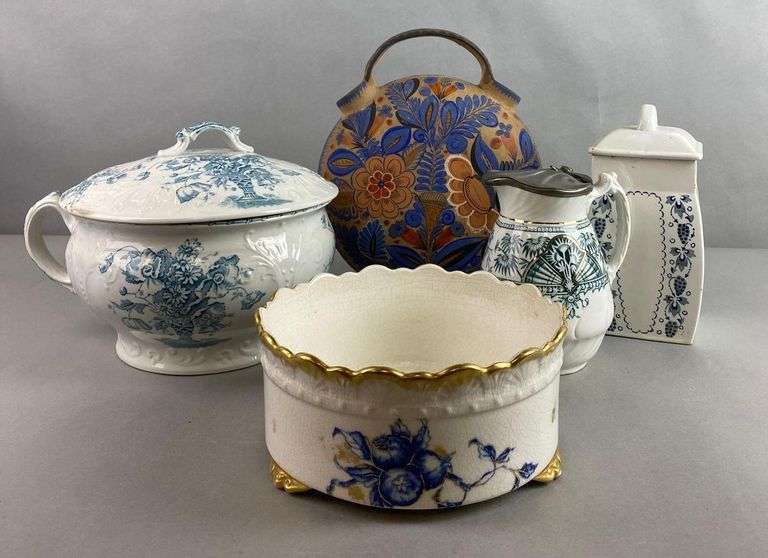 Group of 5 Porcelain Items - Matthew Bullock Auctioneers