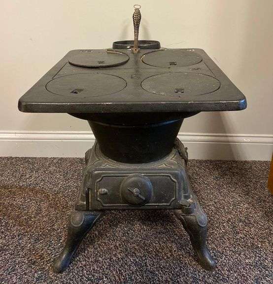 Stover Co. No. 48 A Cast Iron Stove - Matthew Bullock Auctioneers