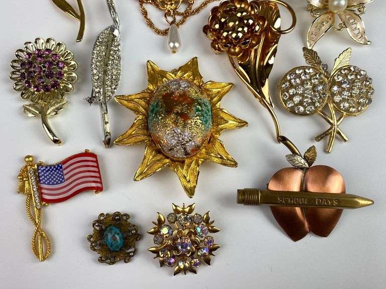 Group of 14 Costume Brooches - Matthew Bullock Auctioneers