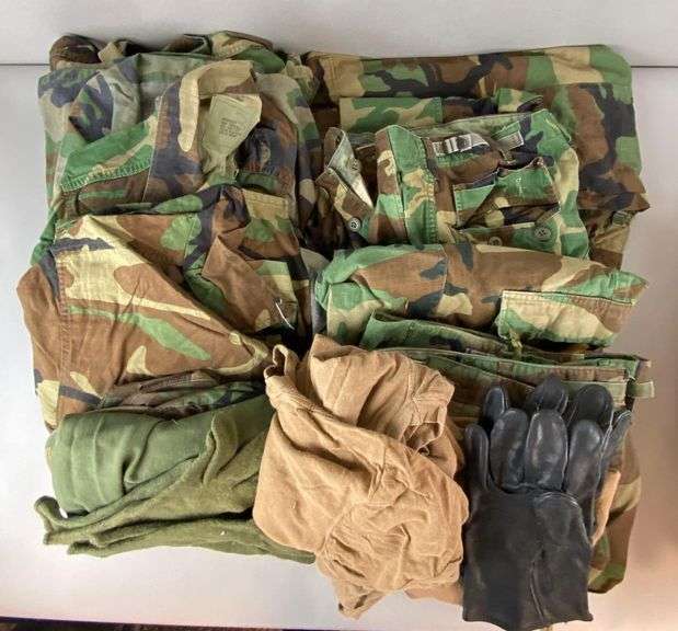Large Group of Modern US Army Uniform Items - Matthew Bullock Auctioneers