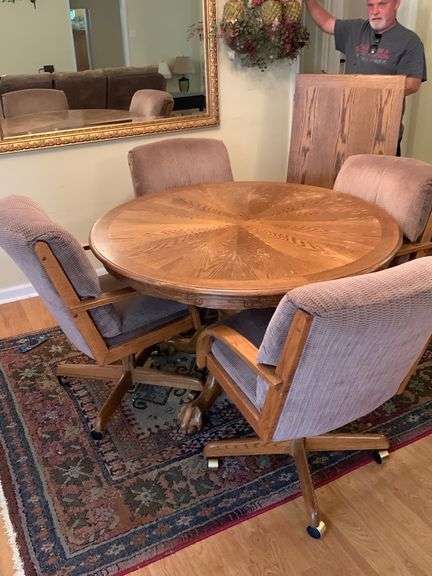 Nice kitchen table with rolling chairs - McNatt Real Estate