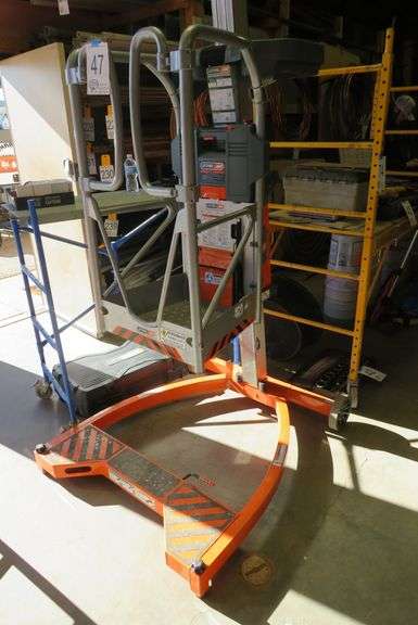 JLG LIFT-POD FS-80 MAN LIFT WITH CHARGER, EXTRA BATTERY AND CASE 330 ...