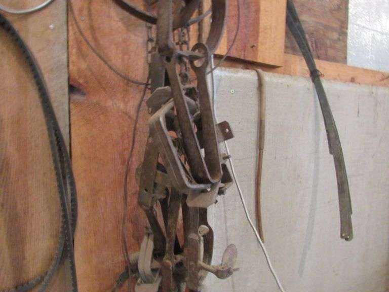 6 Traps, 5 Cow Fence Crawling Catchers - McPherson Auction & Realty