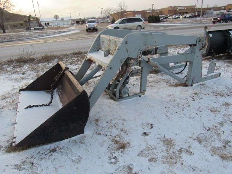 DAVIS TRACTOR LOADER THAT FITS THE FERGUSON TRACTOR OR SIMILAR TRACTORS ...