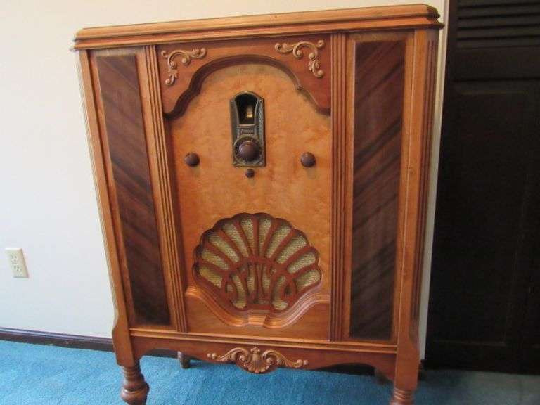 OLD PHILCO RADIO IN A VERY NICE WOOD CABINET - McPherson Auction & Realty