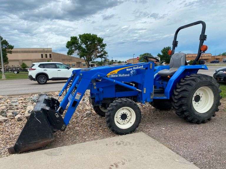 NEW HOLLAND T1510 4X4 DIESEL TRACTOR W/ NEW HOLLAND 110TL LOADER. 608 ...