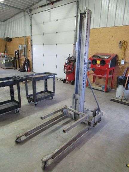 GENIE SUPER LIFT MODEL SL-12 650 POUND HAND CRANK - McPherson Auction ...