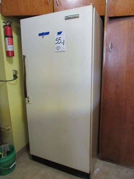 WHIRLPOOL UPRIGHT FREEZER - LOCKING (sells with key) - ON AND WORKING ...