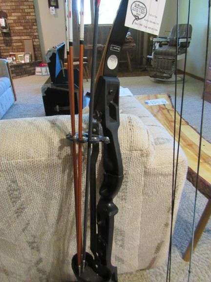 JENNINGS SUPER T COMPOUND BOW AND ARROWS - McPherson Auction & Realty