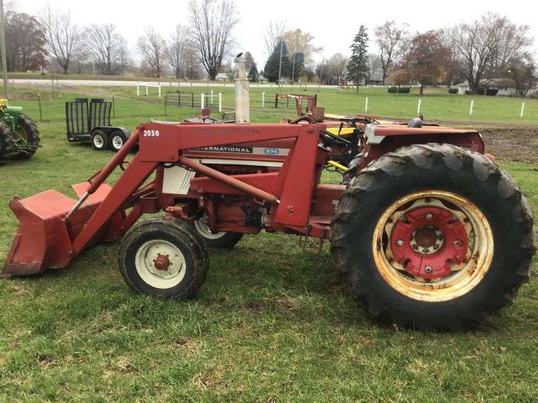 International Harvester 674 Diesel utility with IH 2050 loader, two ...