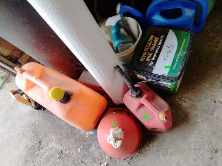 Gas containers, mole trap, funnel, watering can, harnesses - Metzger ...