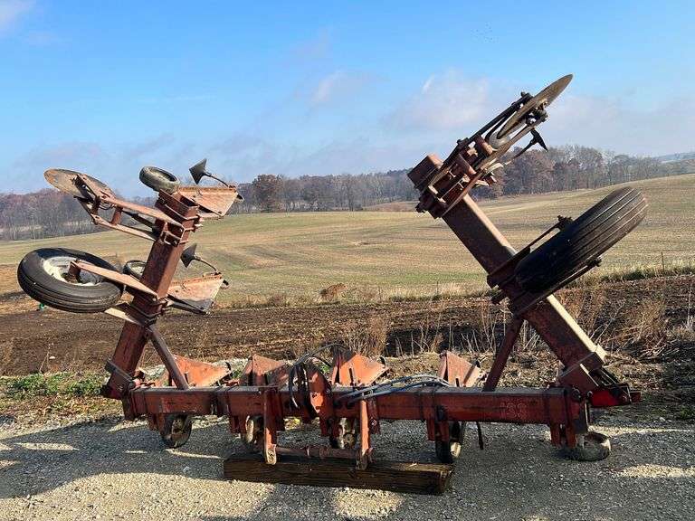 IH Model 133 row cultivator, three point hitch mount, new shoes, new ...