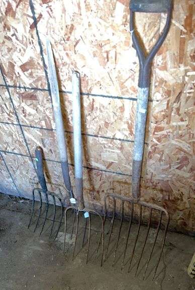 Pitch Fork assortment - two have broken handles and one is missing ...