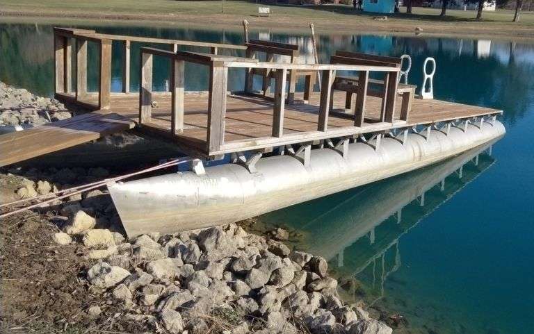 Pontoon 24ft flat deck - no registration - Metzger Property Services LLC