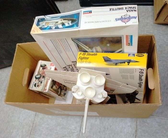 NASA space shuttle 1/72 model and model boxes - Metzger Property ...