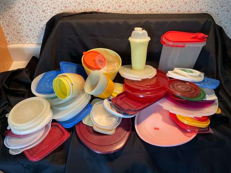 Assortment of tupperware lids - plastic storage containers - Metzger ...