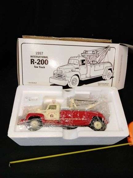 International Harvester R200 wrecker 1/34 - Metzger Property Services LLC
