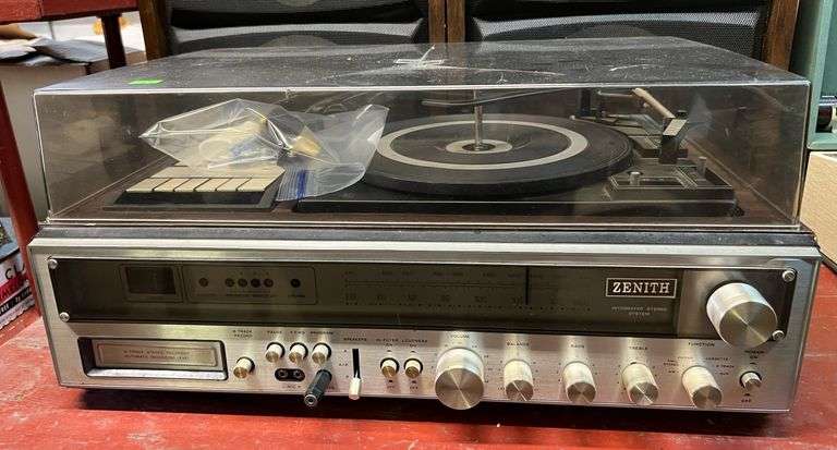 Zenith Integrated Stereo System with Turntable, Cassette Player and ...