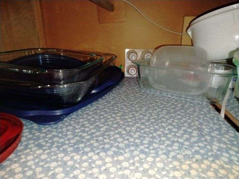 Pyrex dishes, Tupperware assortment and plastic containers - Metzger ...