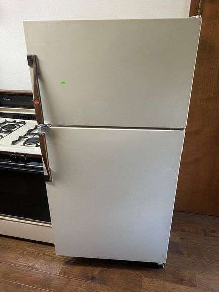 Magic Chef Refrigerator with Freezer - Metzger Property Services LLC