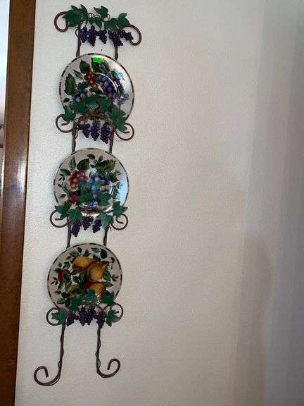 Metal Grape Plate rack with (3) decorative plates - Metzger Property ...