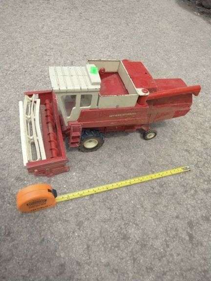 International 715 combine with plastic reel - Metzger Property Services LLC