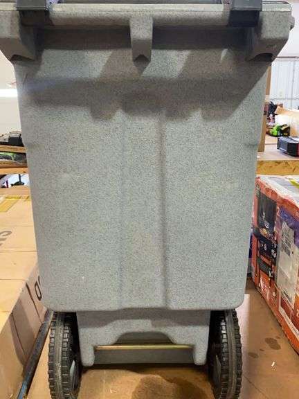 Totes 48 Gal garbage can - Metzger Property Services LLC