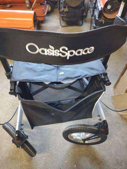 Oasis space rollator with storage basket and arm rests - Metzger ...